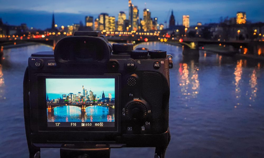 Comparing Methods: The Ultimate Challenge Guide to Mirrorless Cameras